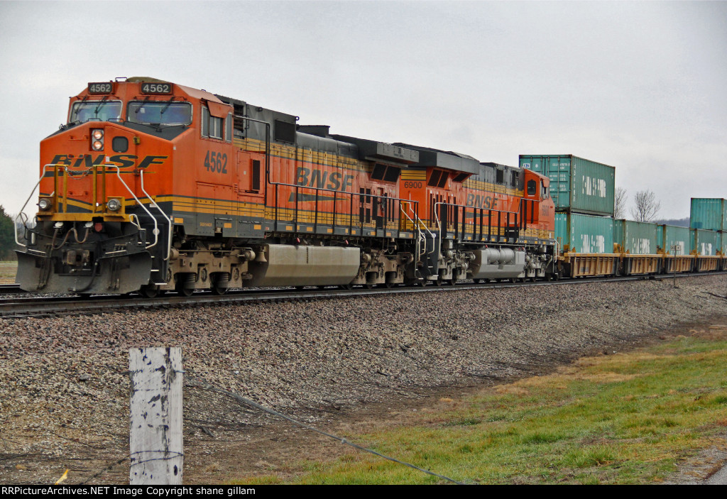 BNSF 4562 In H3 PAINT.